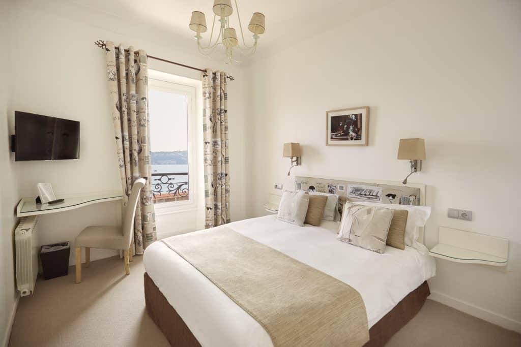 Rooms & Suites - Welcome Hotel